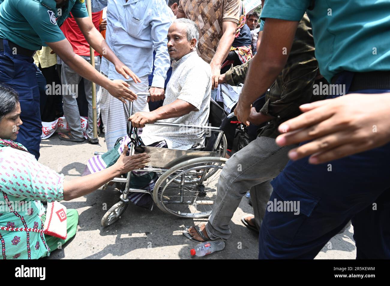 Men scuffle hi-res stock photography and images - Alamy