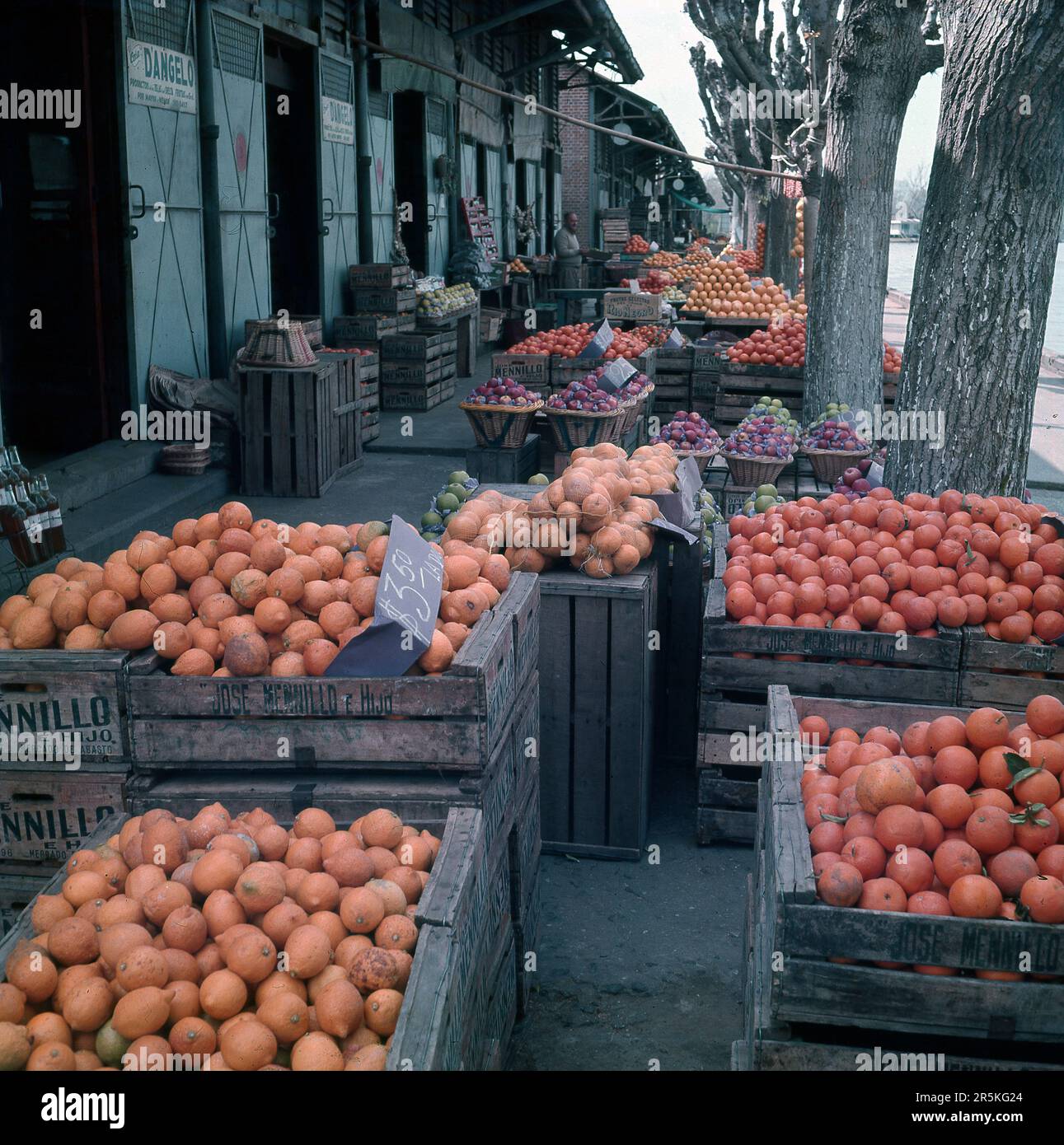 Mercado de frutos hi-res stock photography and images - Alamy