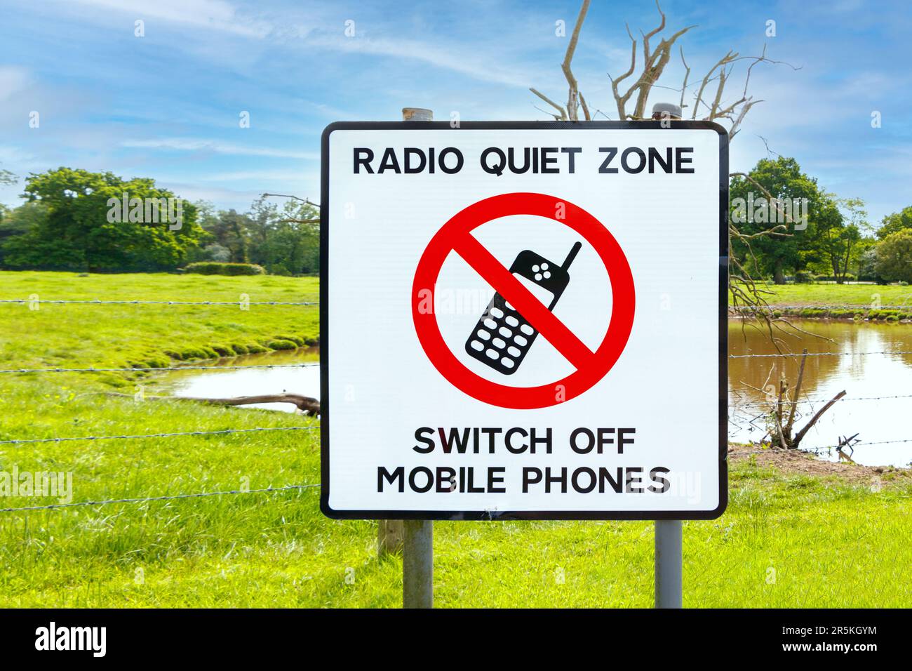 radio quiet zone sign switch off mobile phones warning at jodrell bank ...