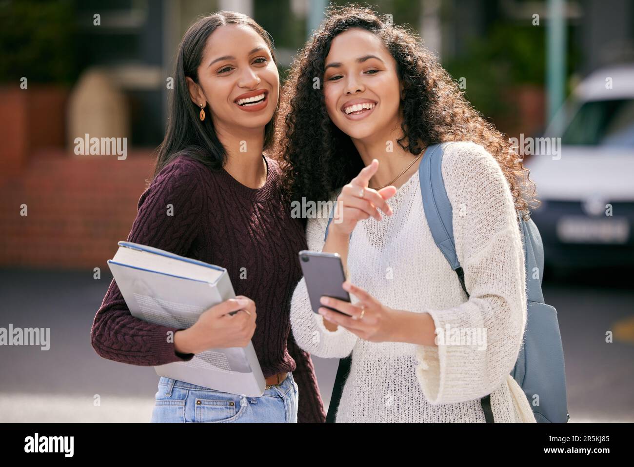 University students on app outside hi-res stock photography and images ...