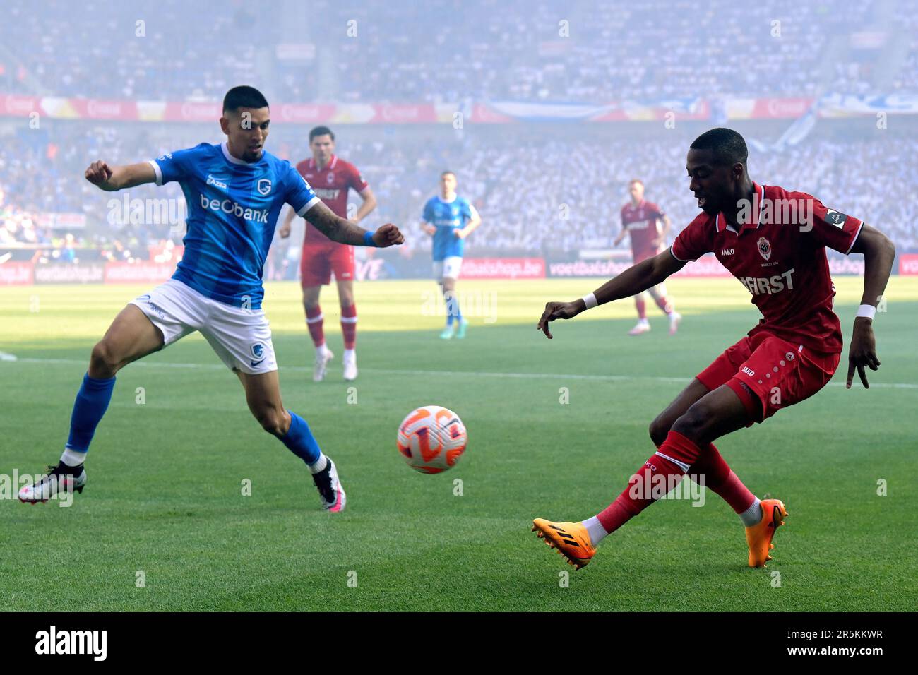 GENK - (lr) Daniel Munoz of KRC Genk, Michel Ange Balikwisha of Royal ...