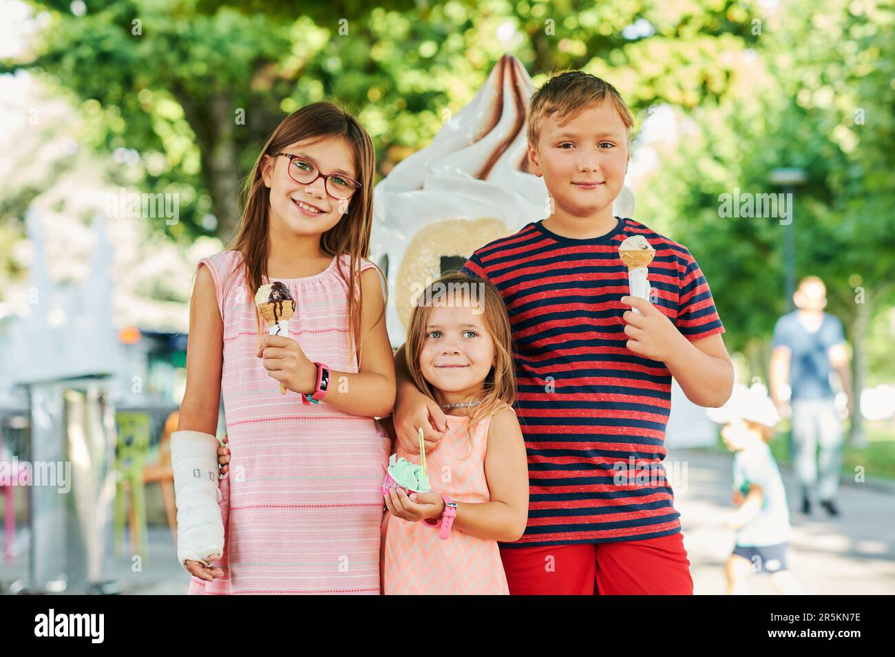 Family eating ice cream park hi-res stock photography and images - Alamy