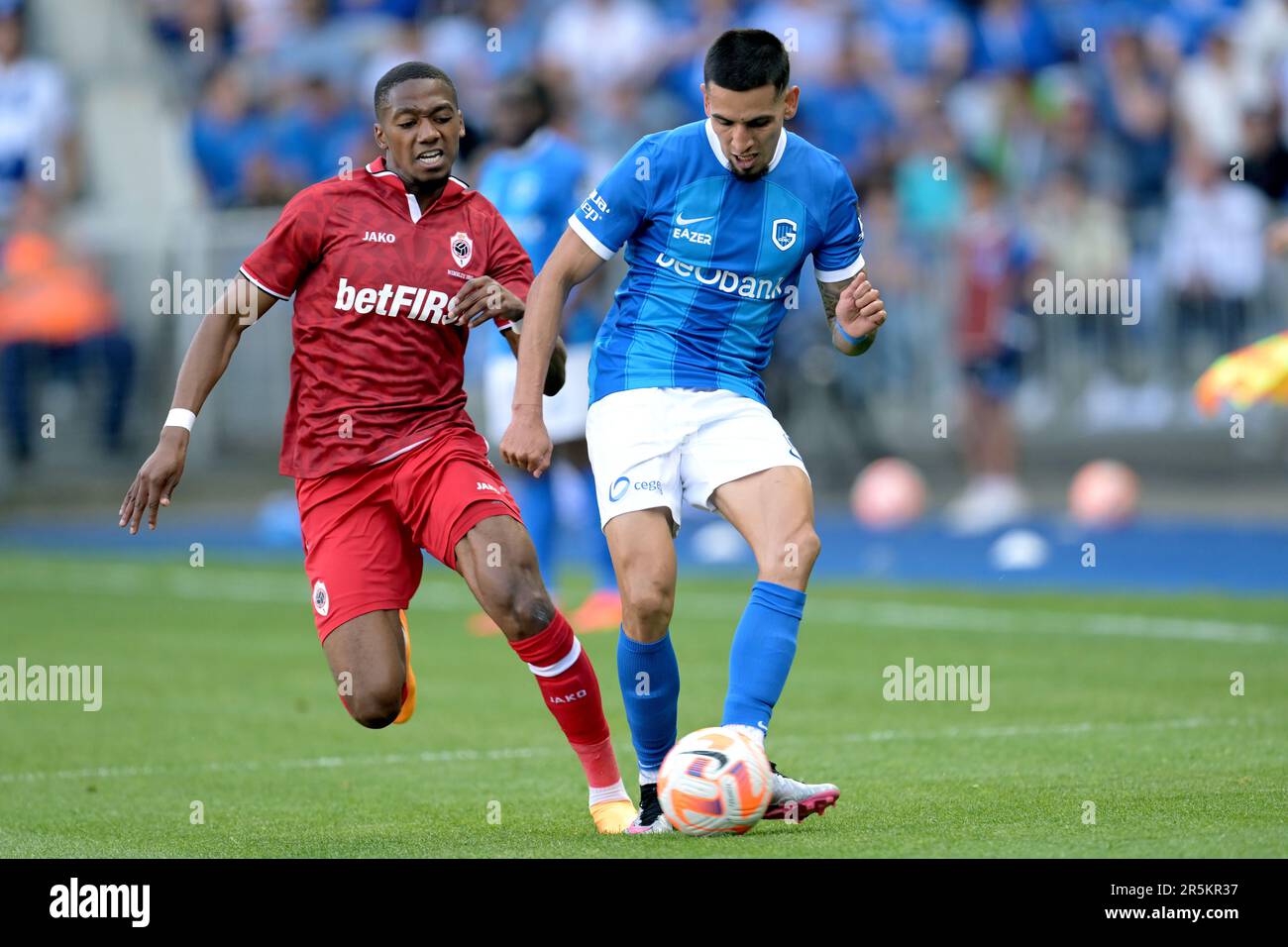 GENK - (lr) Michel Ange Balikwisha of Royal Antwerp FC, Daniel Munoz of ...