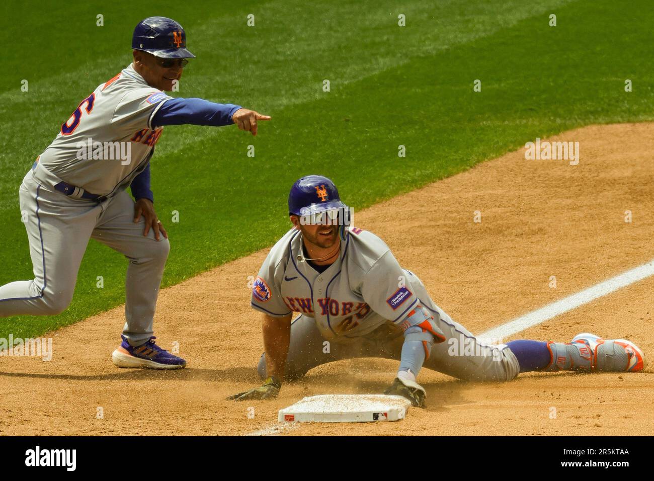 New York Mets infield & third base coach Joey Cora (56) points as first baseman Pete Alonso (20 ...