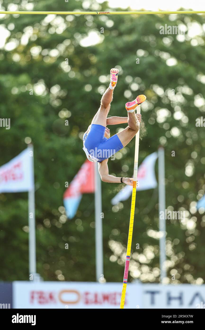 Pole Vault Invert