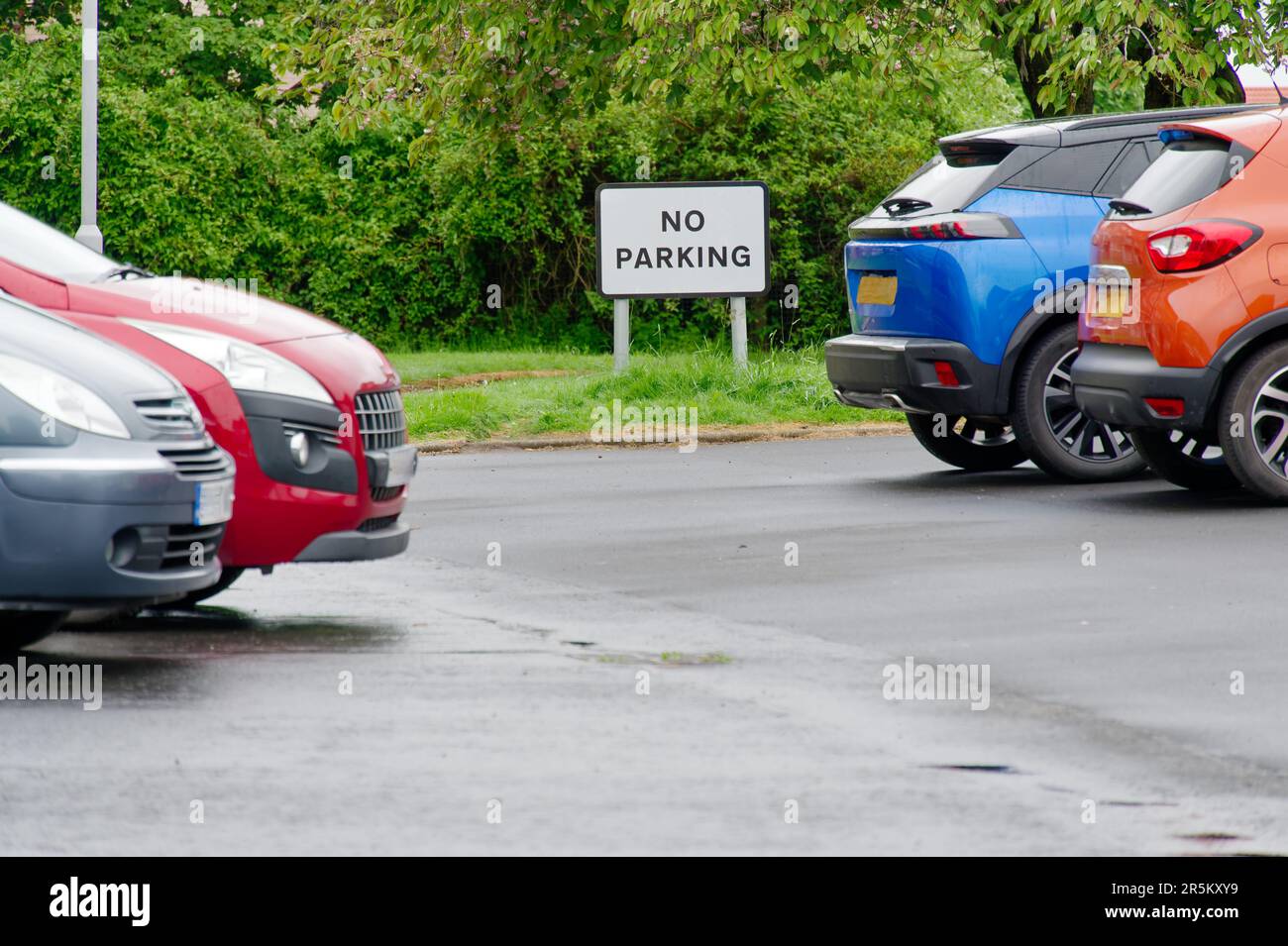 No parking sign and showing car parked Stock Photo - Alamy