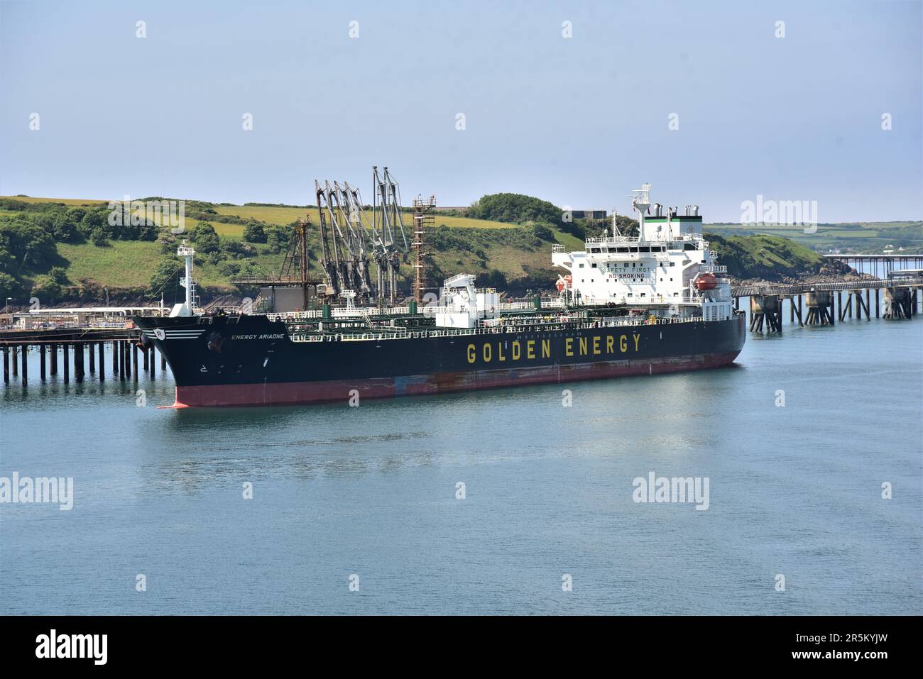 Oil and chemical tankers unloading hi-res stock photography and images ...