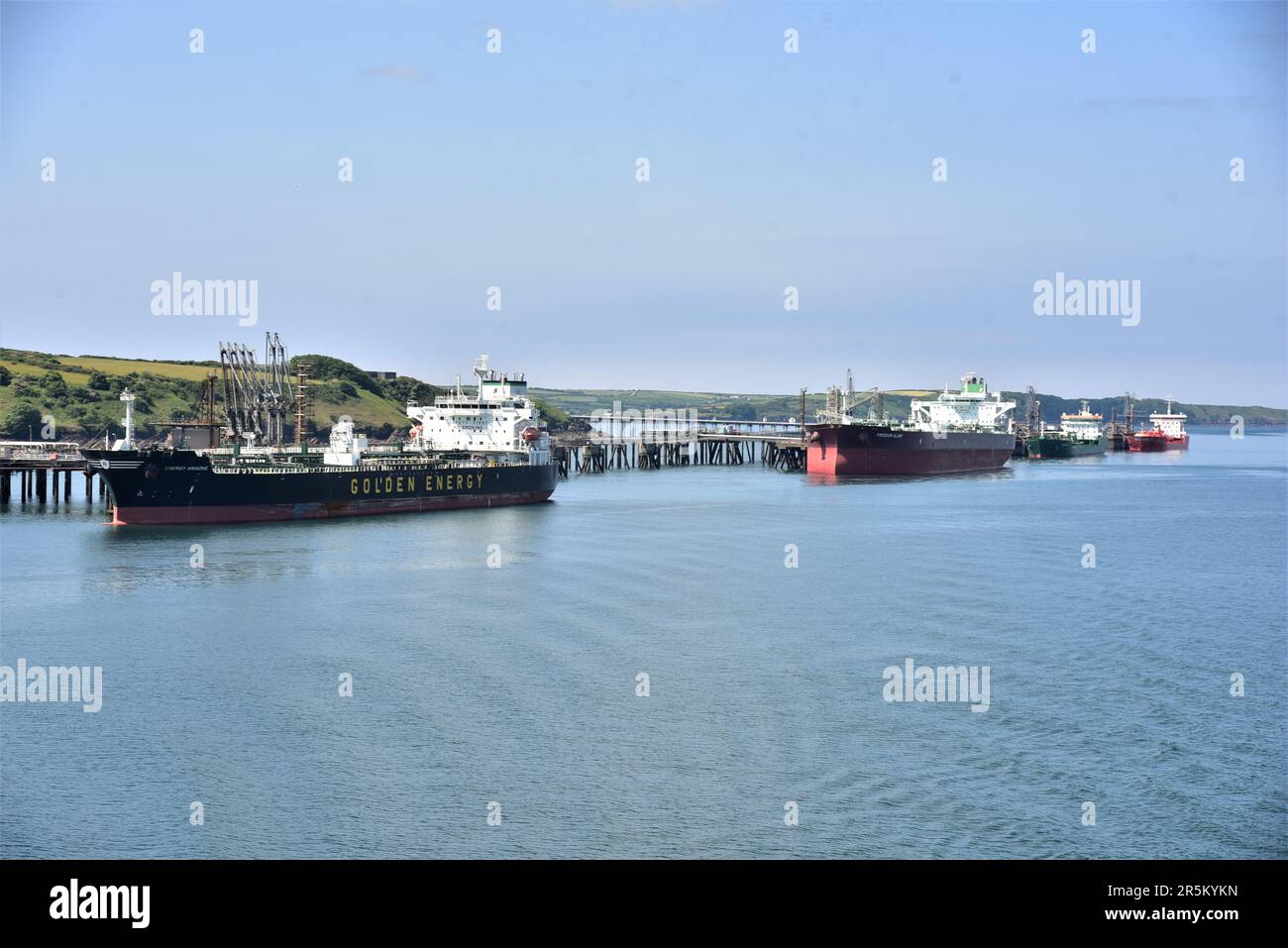 Oil and chemical tankers unloading hi-res stock photography and images ...