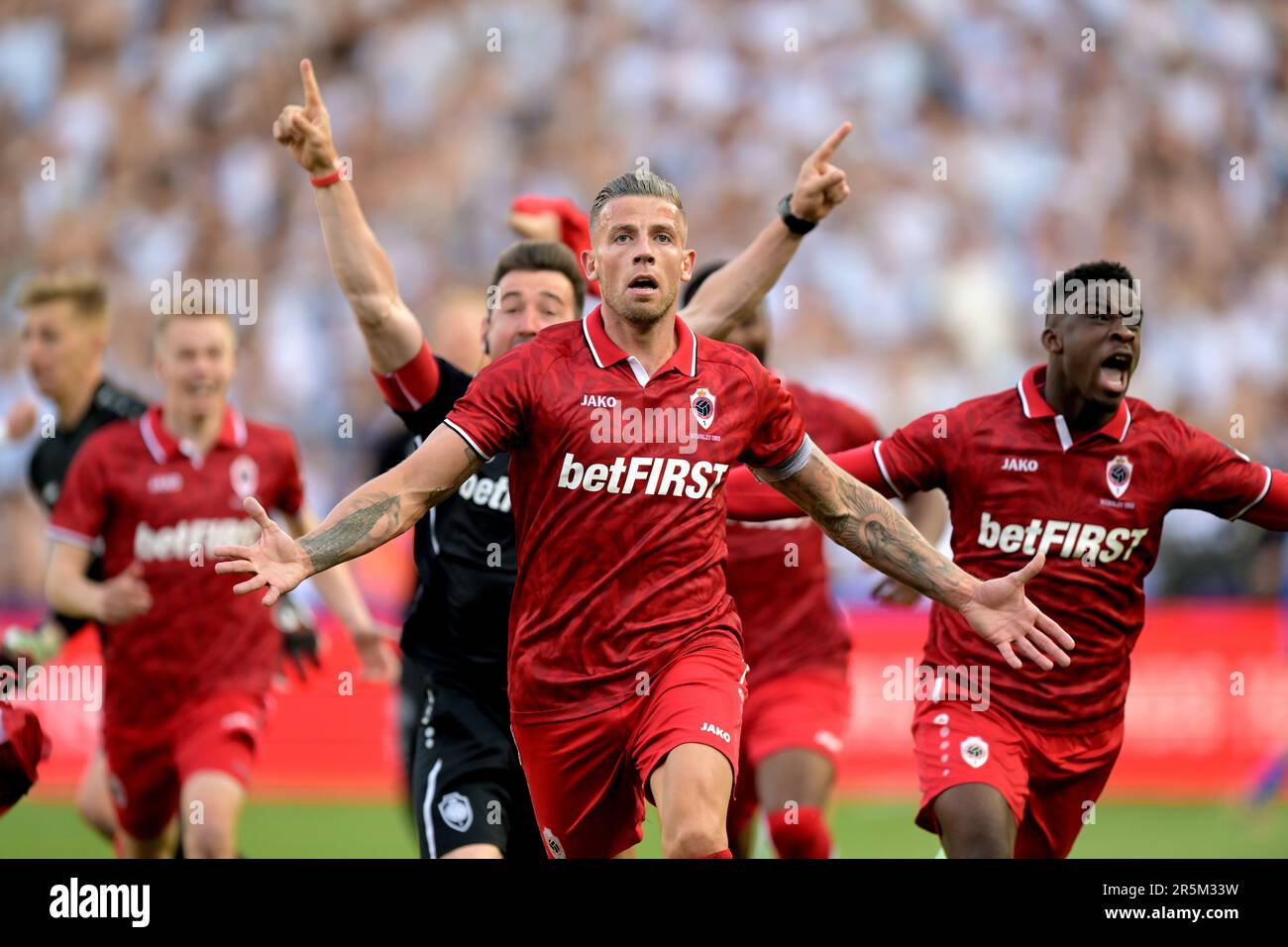 GENK - Toby Alderweireld of Royal Antwerp FC celebrates the 2-2 during ...