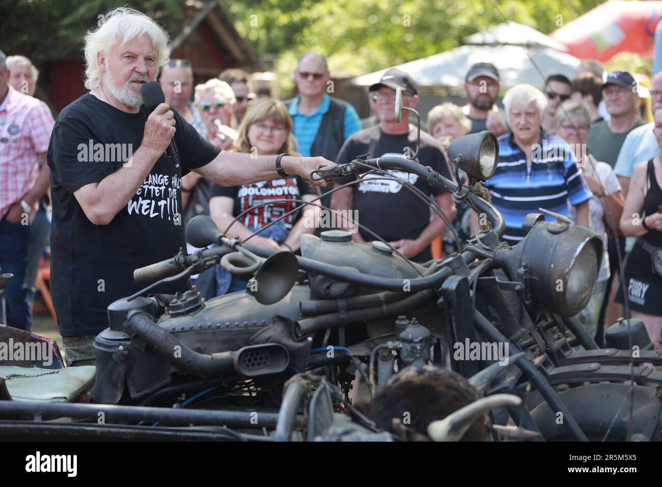04 June 2023, Saxony-Anhalt, Halberstadt: Wilfried Niebel presents a ...
