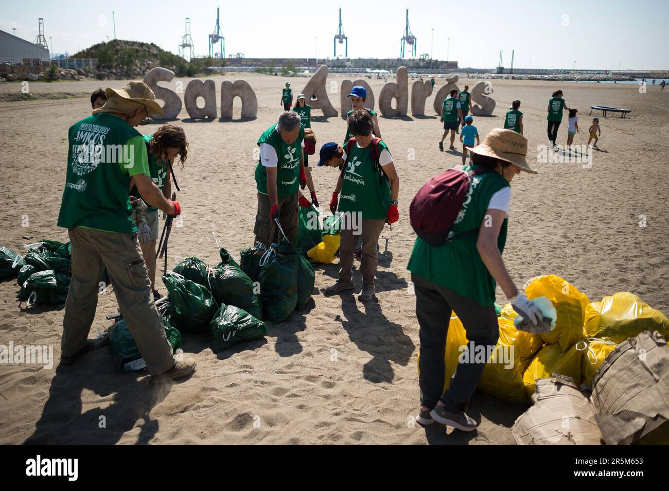 Malaga, Spain. 04th June, 2023. A group of volunteers are seen ...