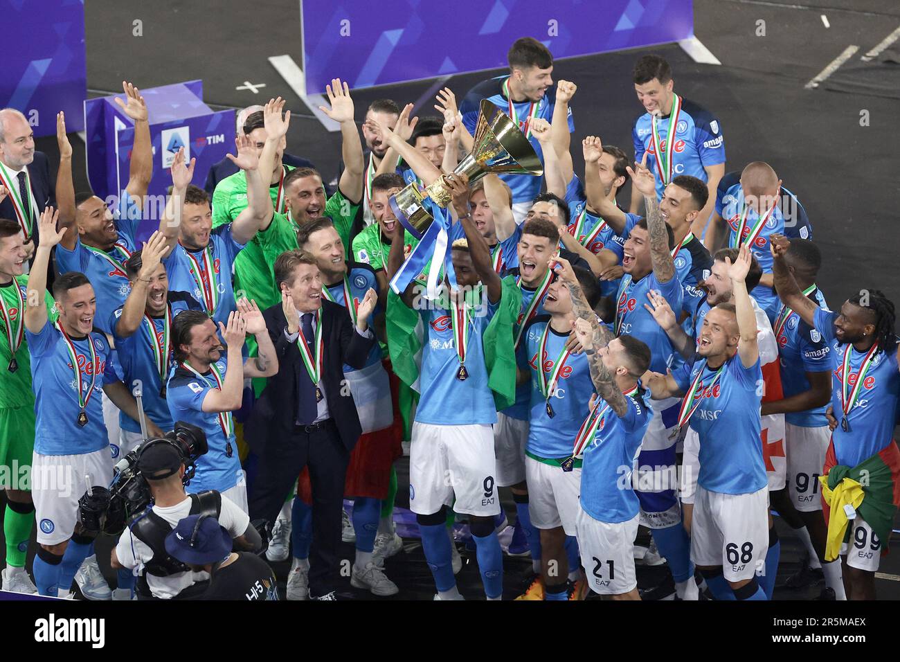 Naples, Italy. 04th June, 2023. Victor Osimhen of SSC Napoli lifts the ...