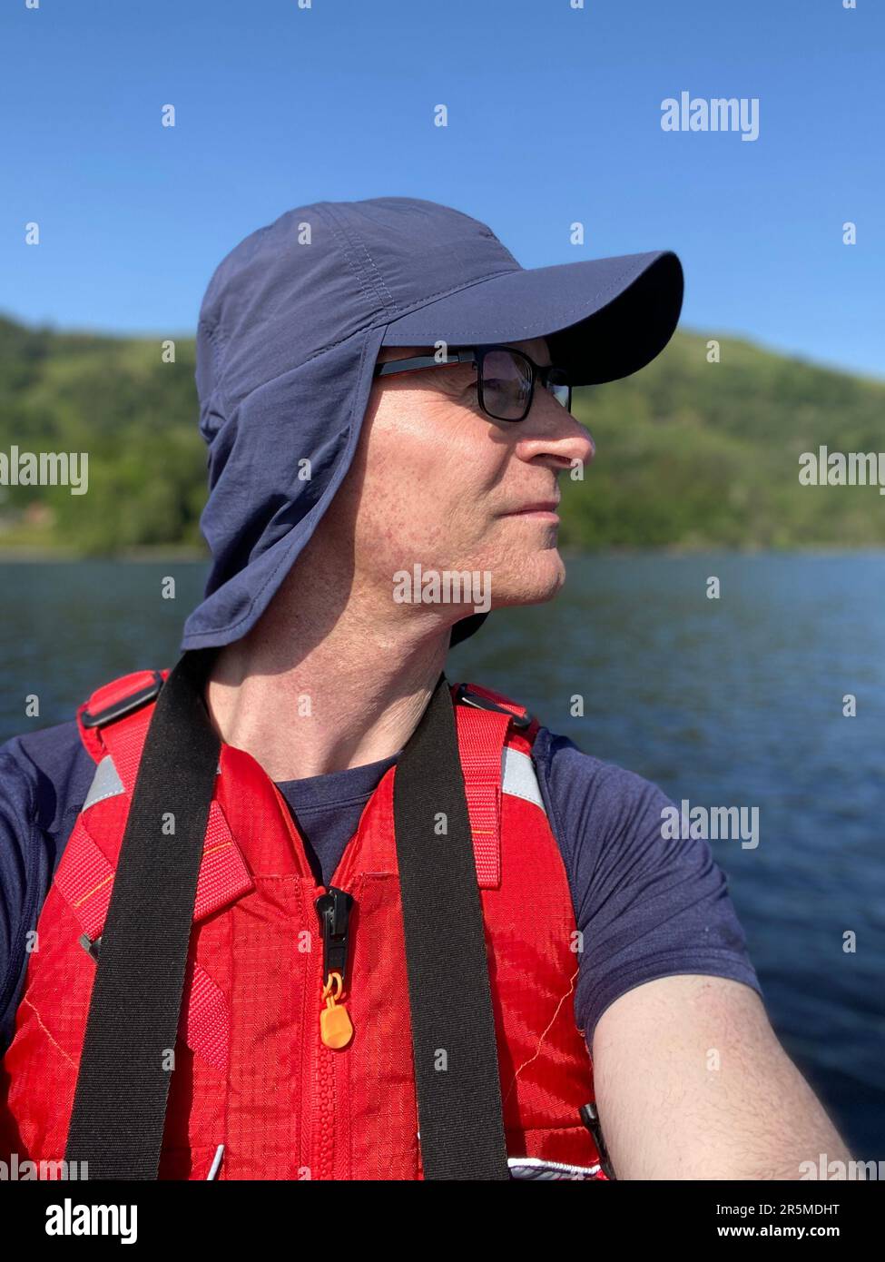 Hat for sun protection covering head and neck with extendable back ...