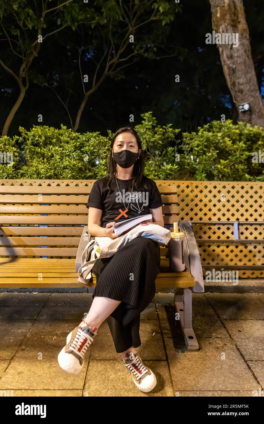 Flip through the pages hi-res stock photography and images - Alamy