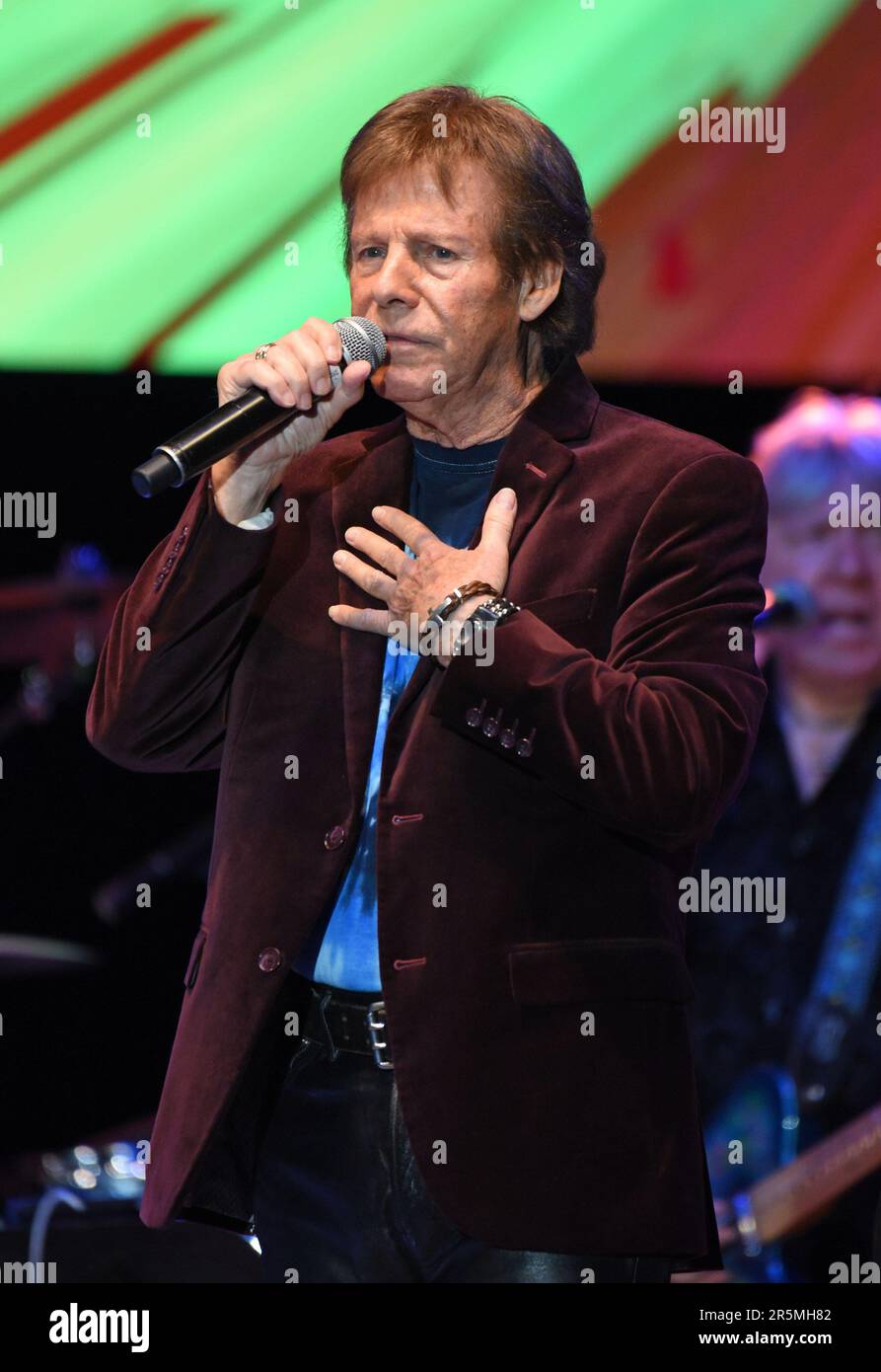 Hiawassee, GA, USA. 3rd June, 2023. The Turtles, Howard Kaylan on stage ...