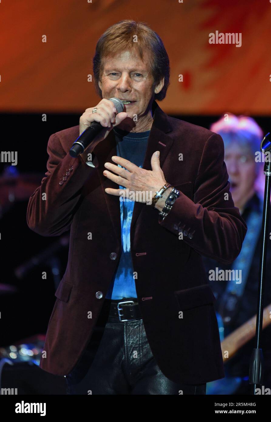 Hiawassee, GA, USA. 3rd June, 2023. The Turtles, Howard Kaylan on stage ...