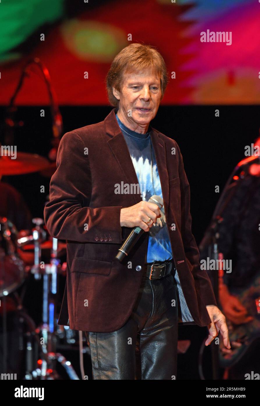 Hiawassee, GA, USA. 3rd June, 2023. The Turtles, Howard Kaylan on stage ...