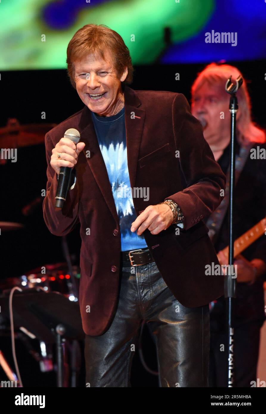 Hiawassee, GA, USA. 3rd June, 2023. The Turtles, Howard Kaylan on stage ...