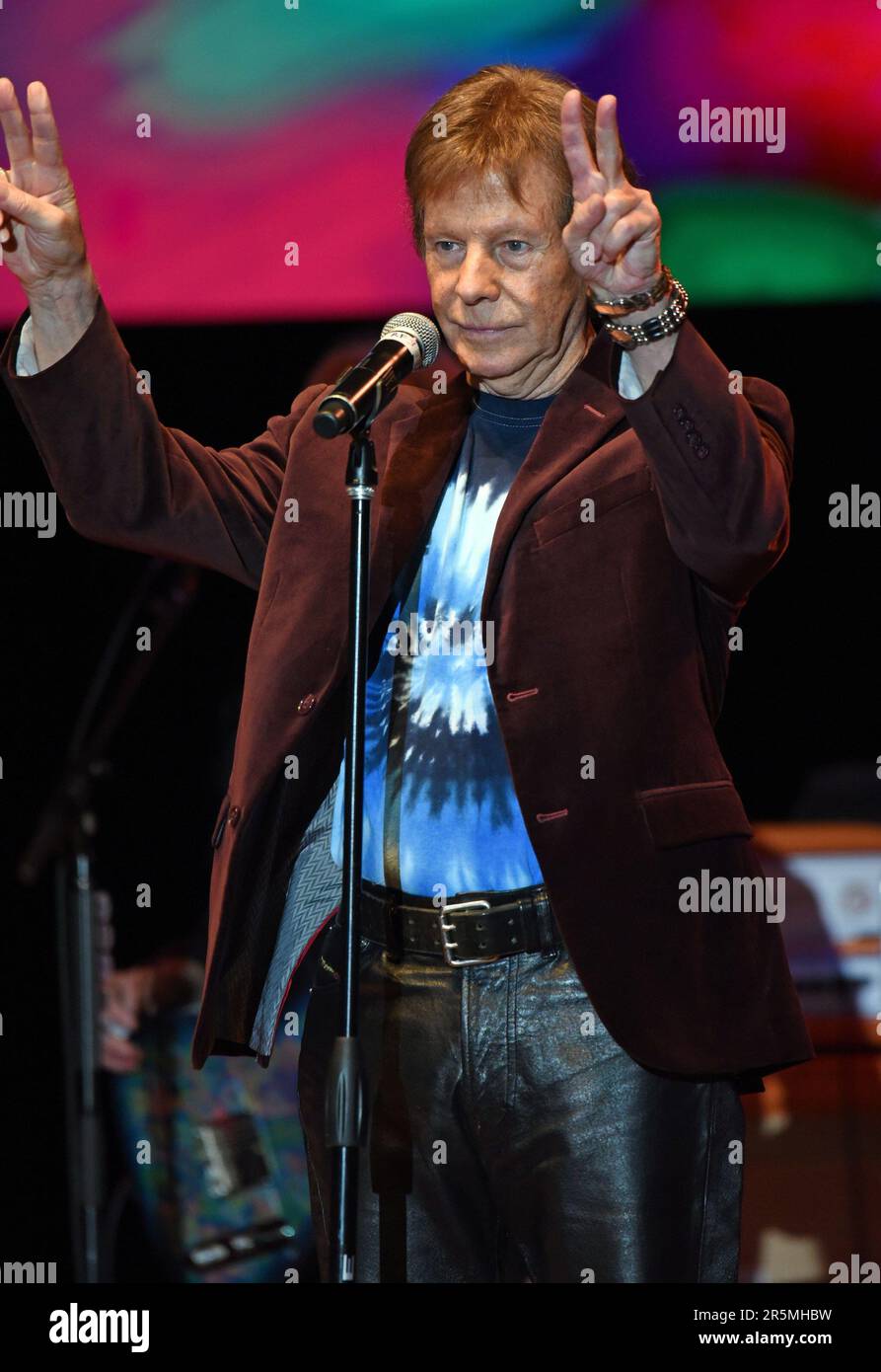 Hiawassee, GA, USA. 3rd June, 2023. The Turtles, Howard Kaylan on stage ...