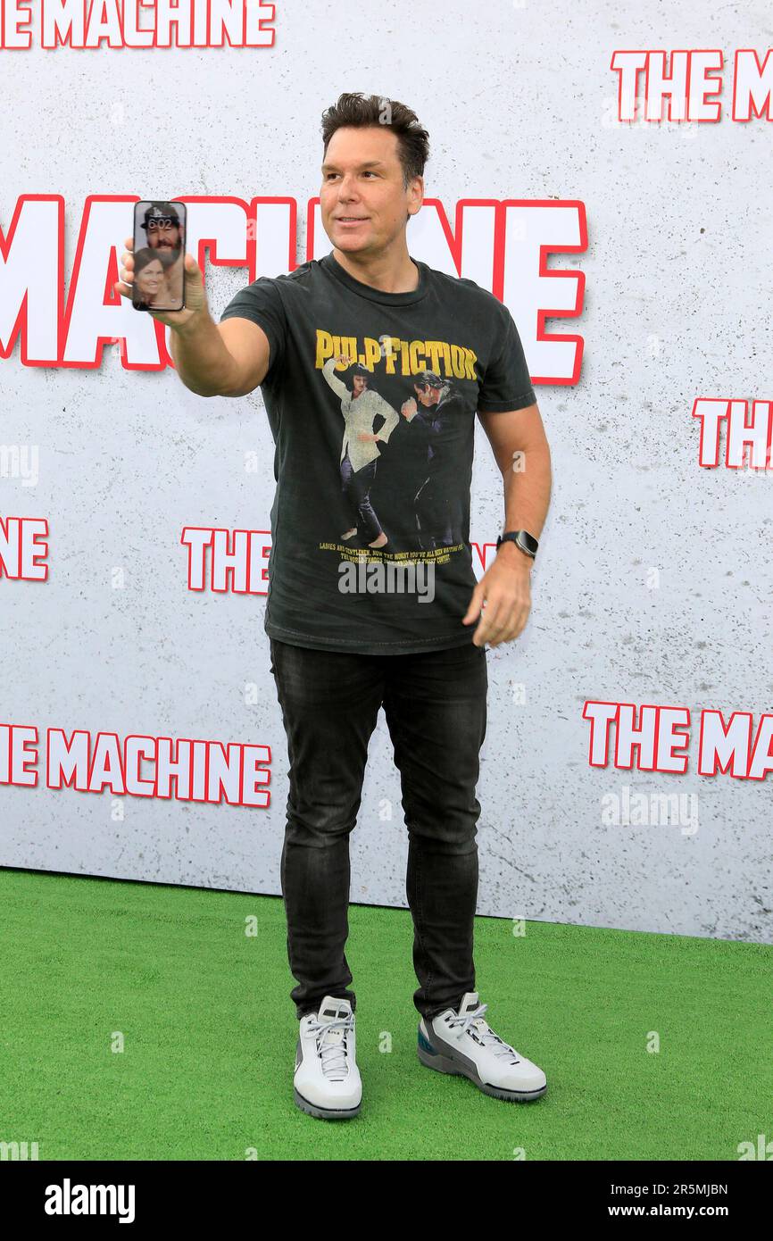 LOS ANGELES - MAY 25: Dane Cook at The Machine Premiere at the Village ...