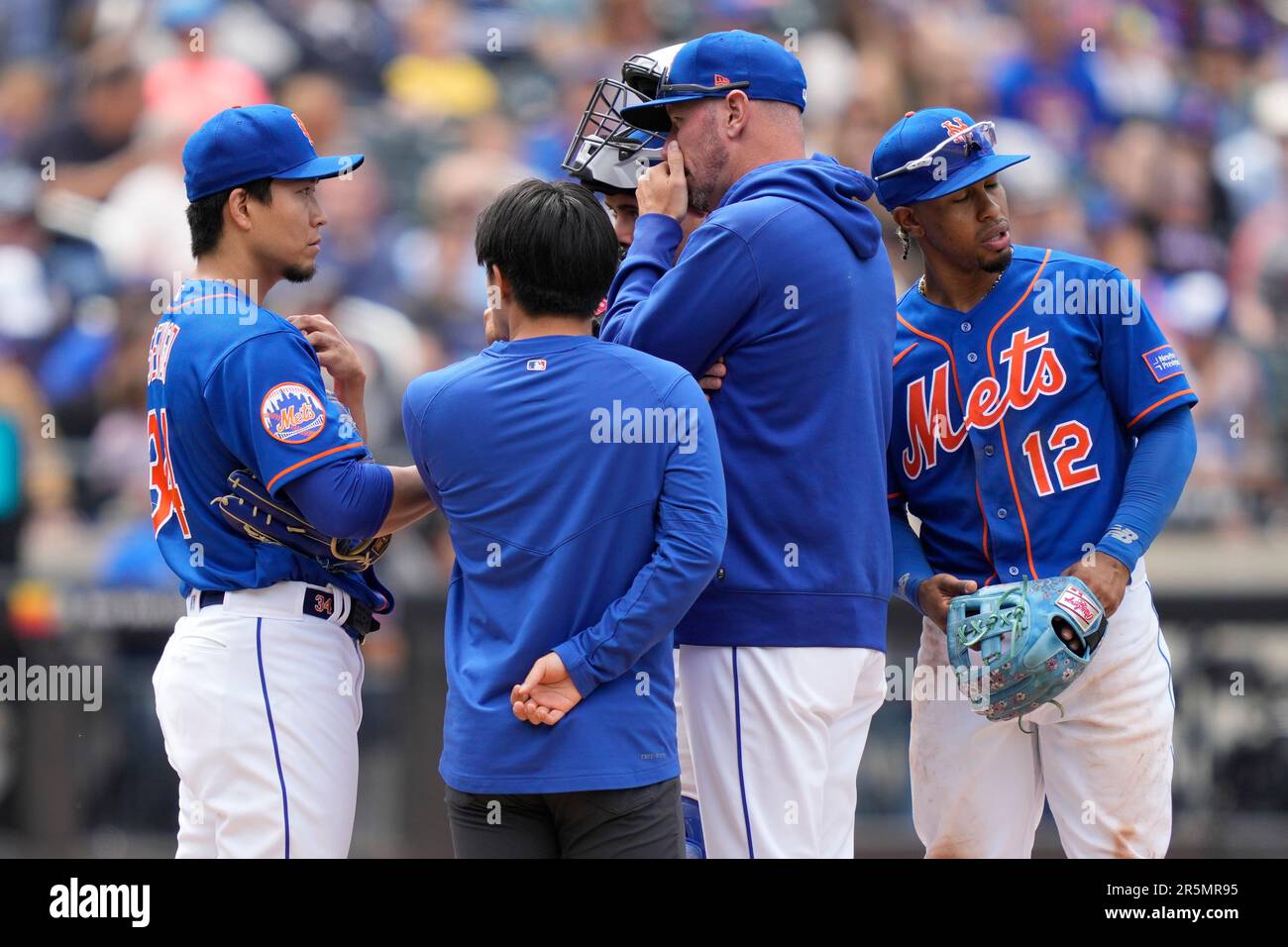 New York Mets starting pitcher Kodai Senga (34) meets on the mound with ...