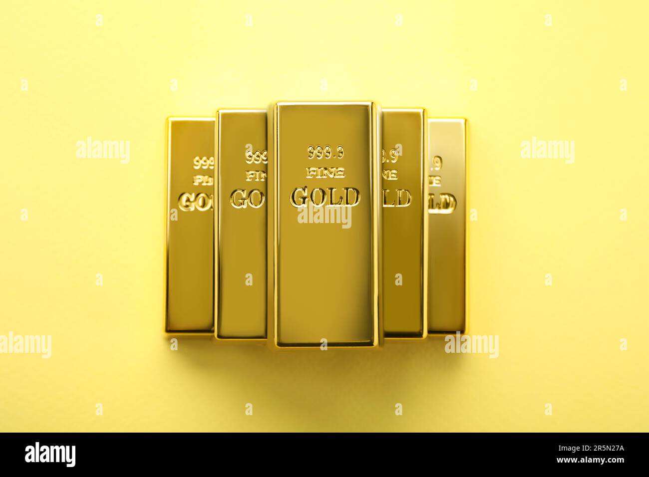 Gold bars on top of money hi-res stock photography and images - Alamy