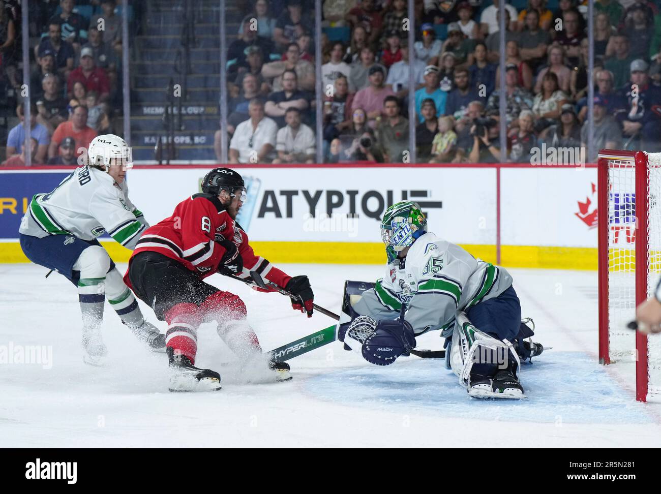 Seattle Thunderbirds goalie Thomas Milic (35) stops Quebec Remparts ...
