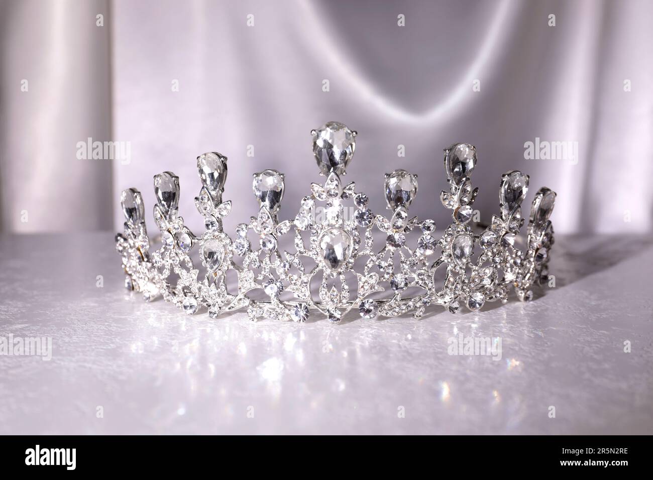 Beautiful silver tiara diamonds hi-res stock photography and images - Alamy