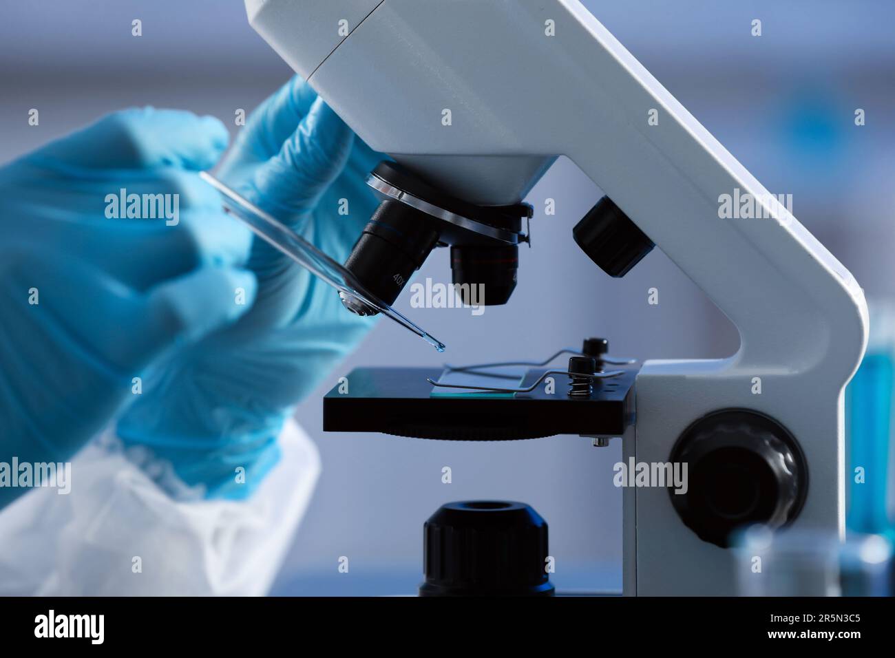 Grey microscope hi-res stock photography and images - Alamy