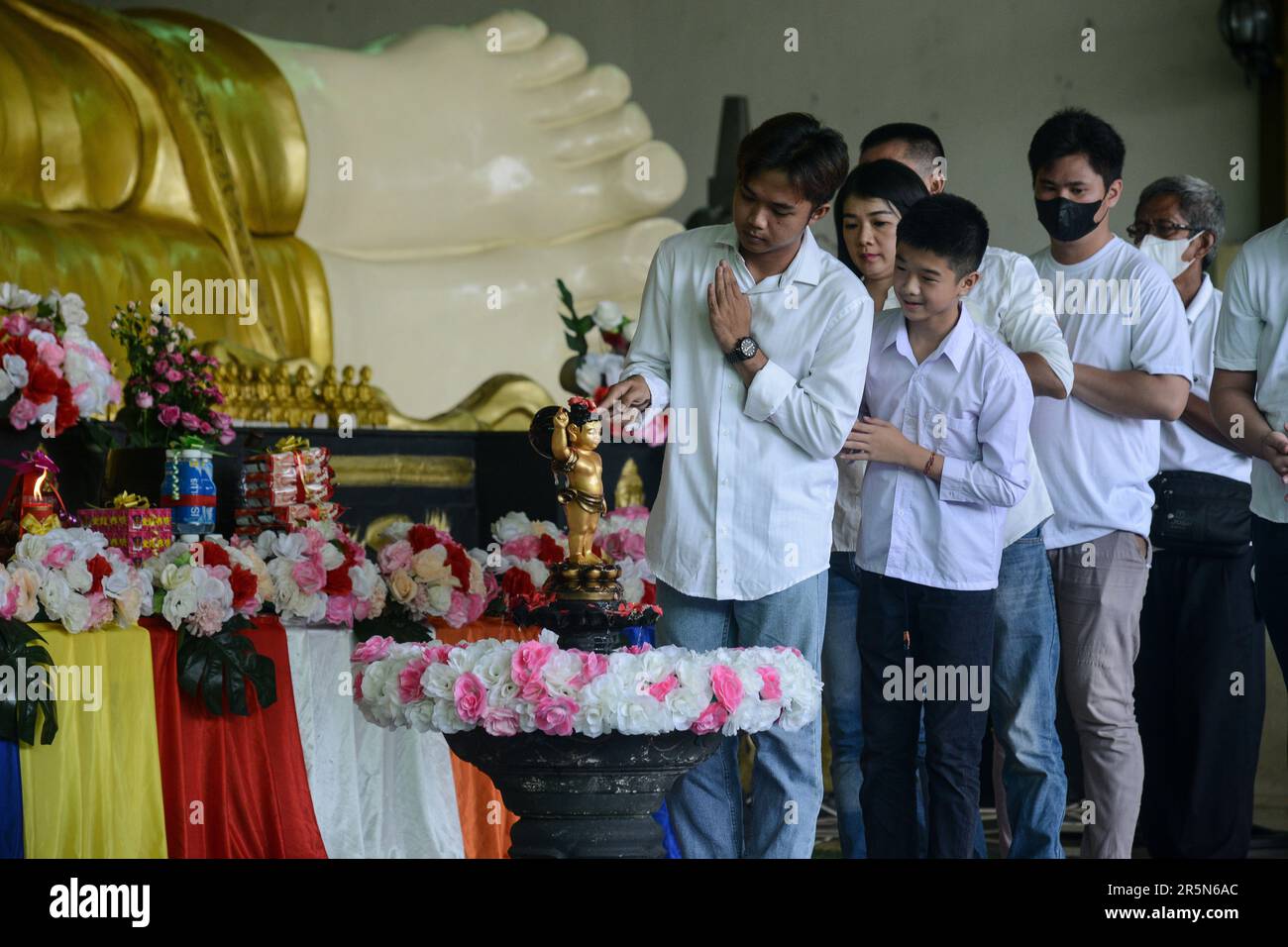 Buddhist devotees pour water hi-res stock photography and images - Alamy