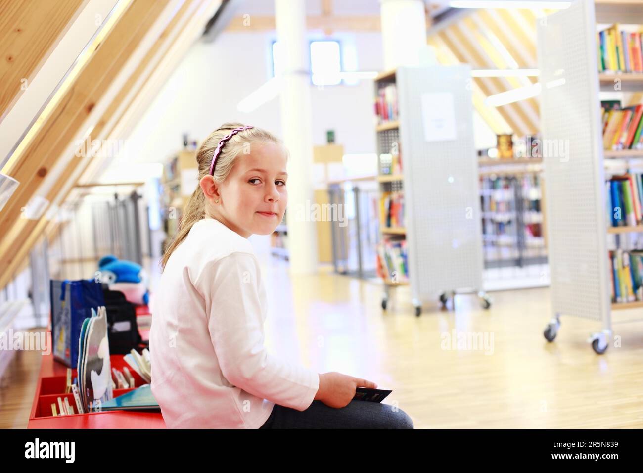 School library book read reading hi-res stock photography and images ...