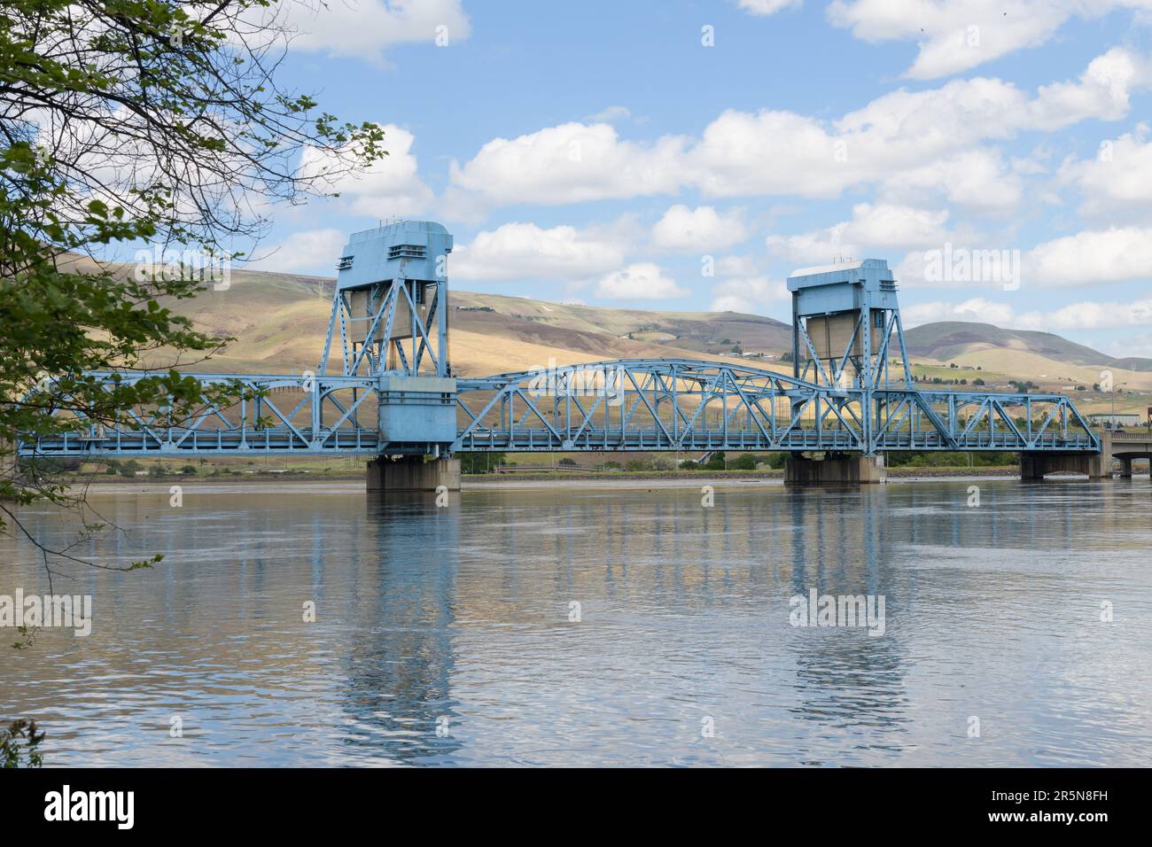 Interstate Highway Bridge carrying US 12 over the Snake River between ...