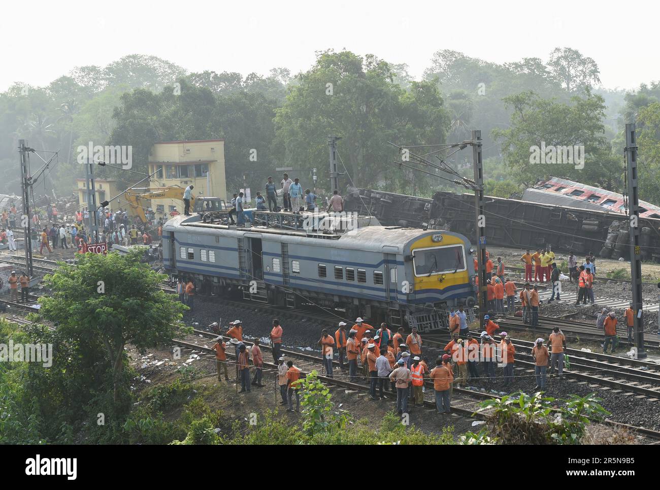 (230605) -- BALASORE, June 5, 2023 (Xinhua) -- Rescuers remove debris ...