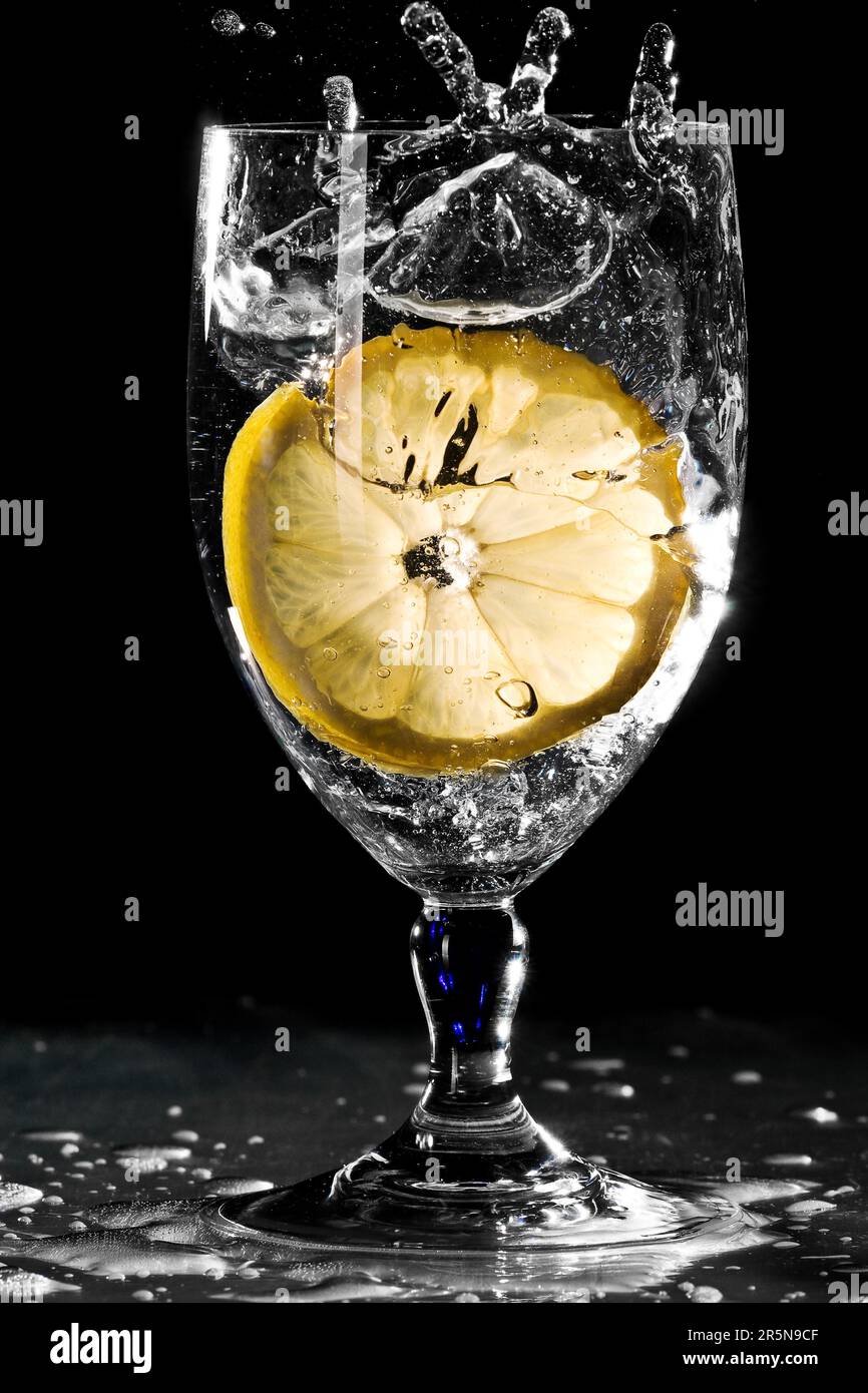 Lemon lemon falls glass water hi-res stock photography and images - Alamy