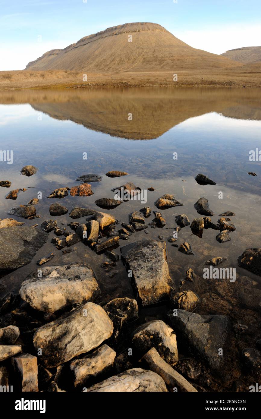 Devon island nunavut hi-res stock photography and images - Alamy
