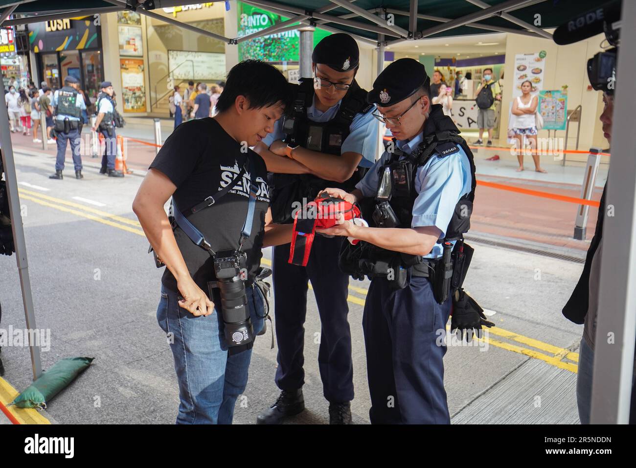 Police frisk man hi-res stock photography and images - Alamy