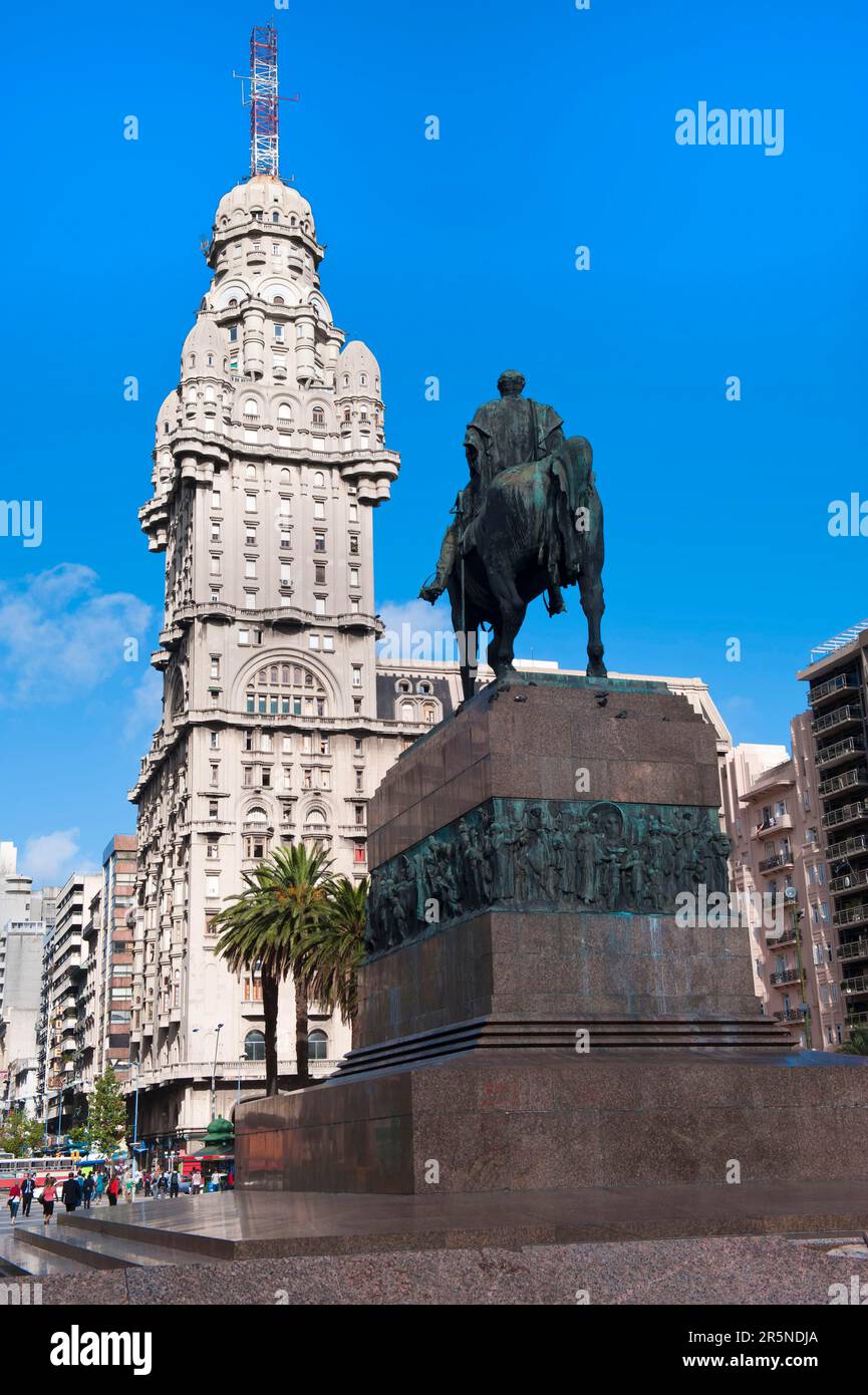 Equestrian statue of Jose Artigas, Palacio Salvo, Plaza Independencia ...