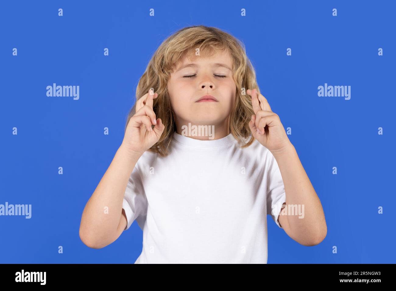 Portrait of cute child crossed fingers, isolated studio background ...