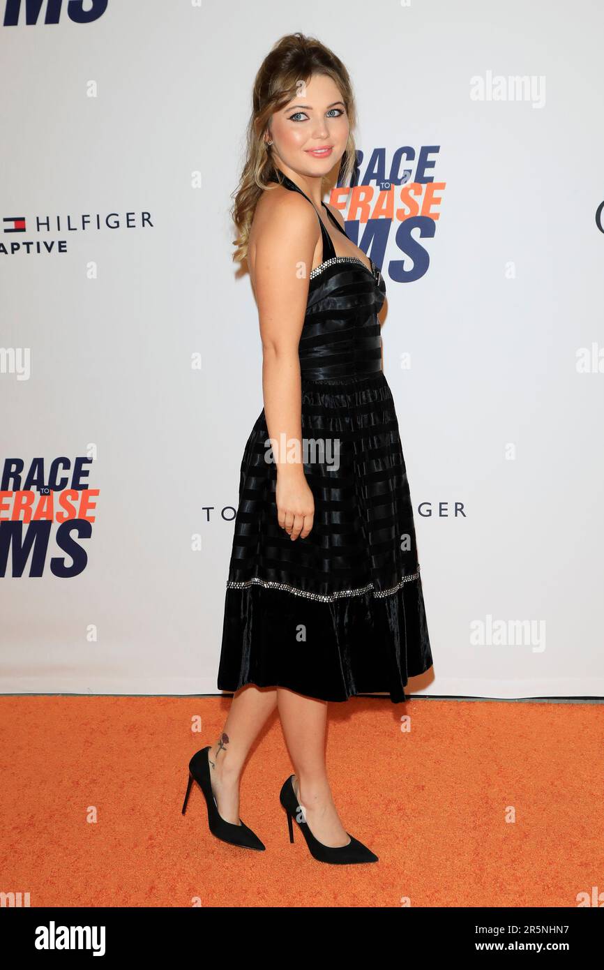 LOS ANGELES - MAY 20: Samantha Hanratty at 29th Race to Erase MS Gala ...