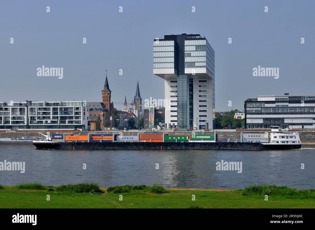 Kranhaus Sued, kai, crane houses, The Bench, cargo ship, Suedkai ...