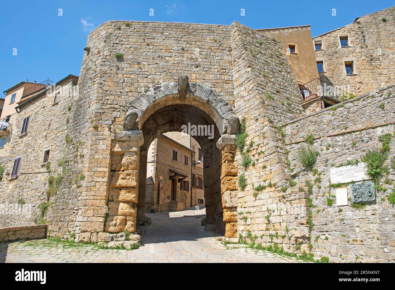 Porta all'Arco, oldest preserved Etruscan city gate in Italy, Volterra ...