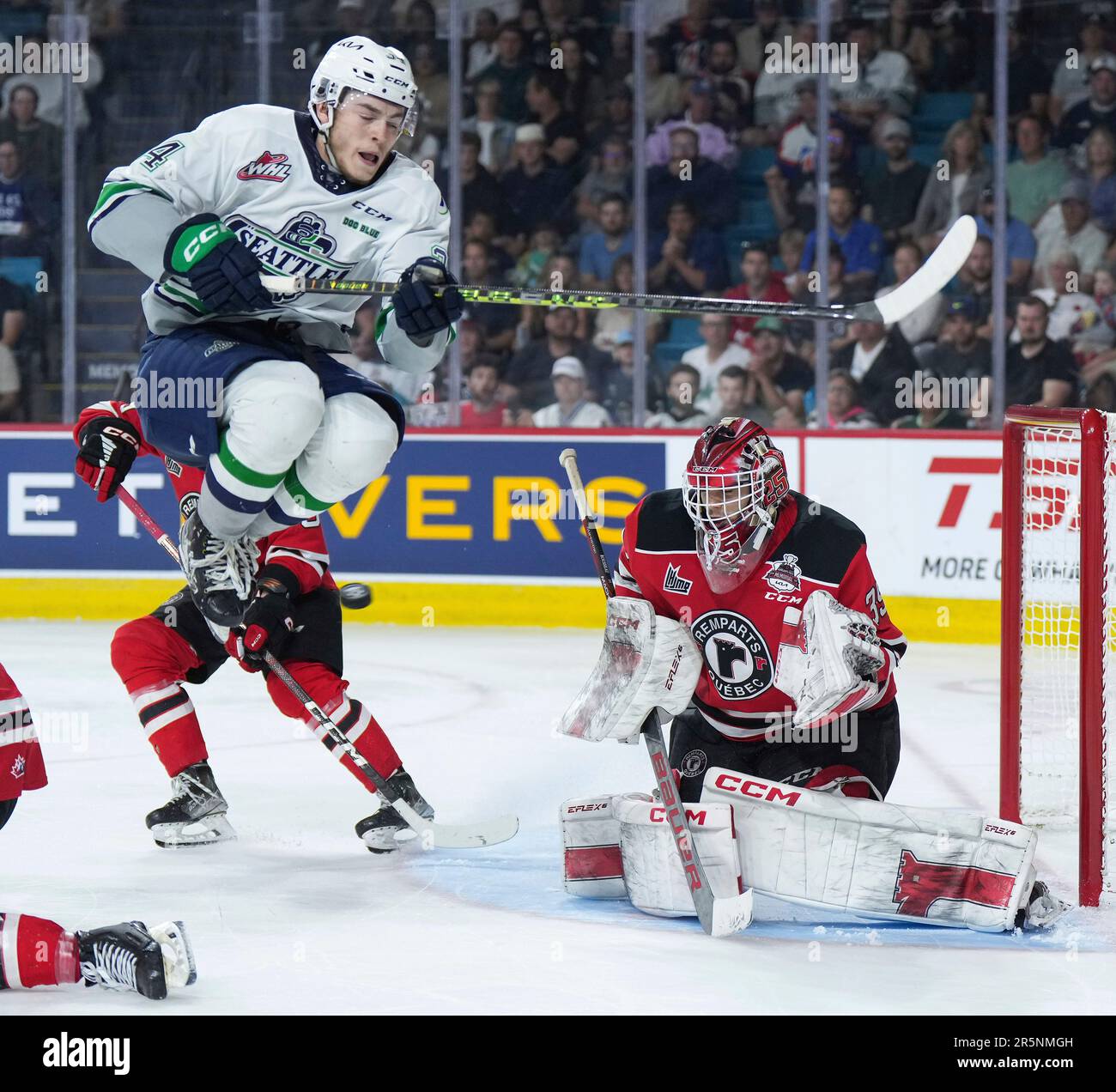 Seattle Thunderbirds' Colton Dach, left, jumps in front of Quebec ...