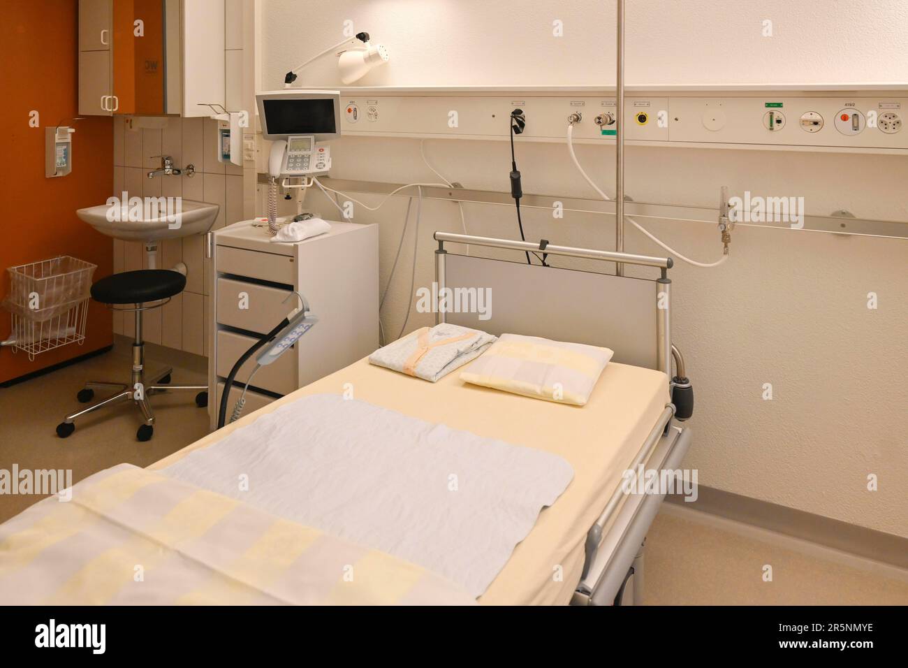 Hospital interior hi-res stock photography and images - Alamy