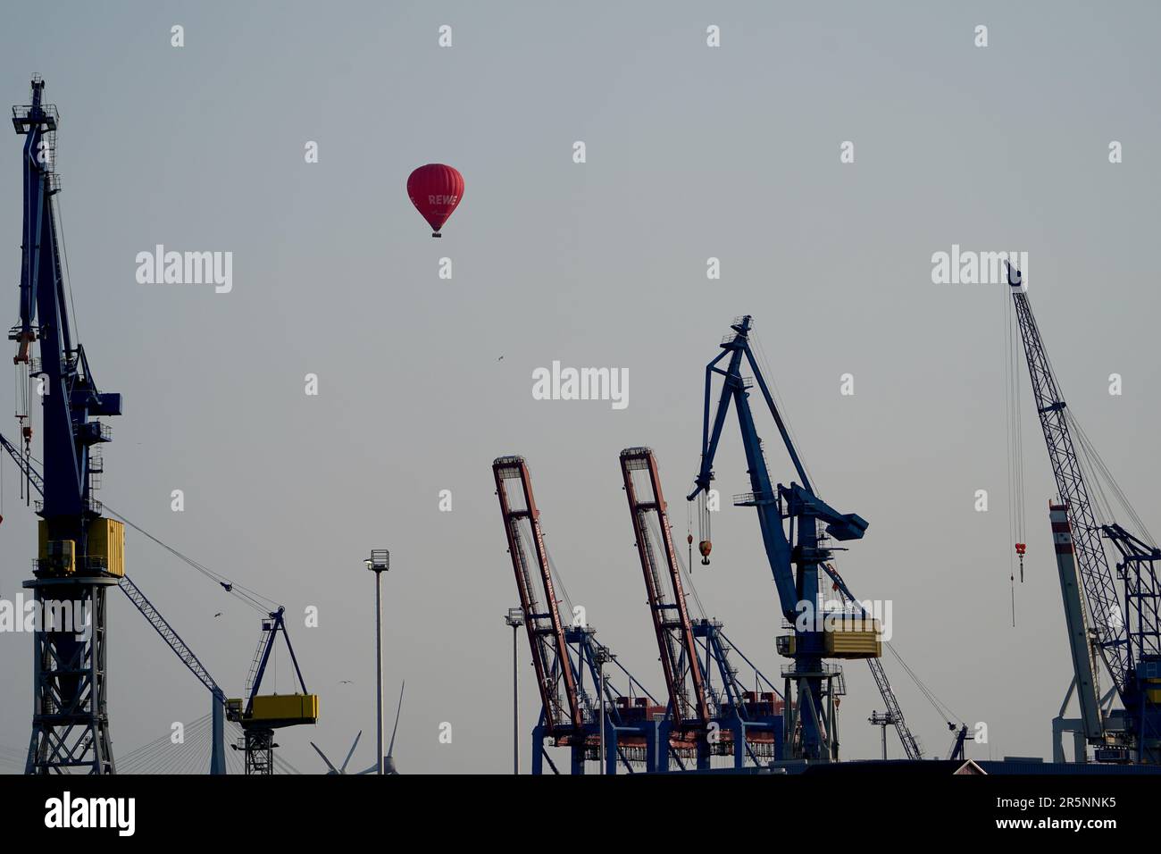 Hamburg, Germany. 04th June, 2023. A hot air balloon passes over a ...