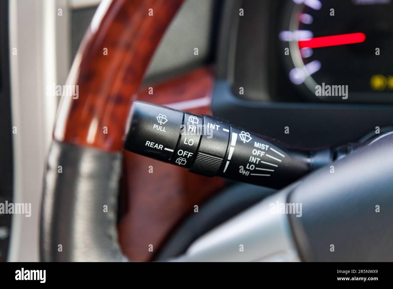 Wiper mode selection button with automatic adjustment through the rain ...