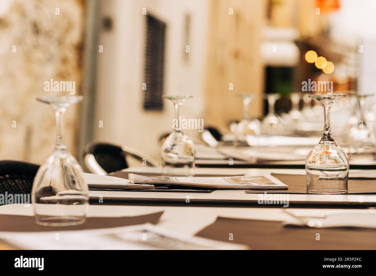 Empty set up restaurant terrace with tables and chairs Stock Photo - Alamy