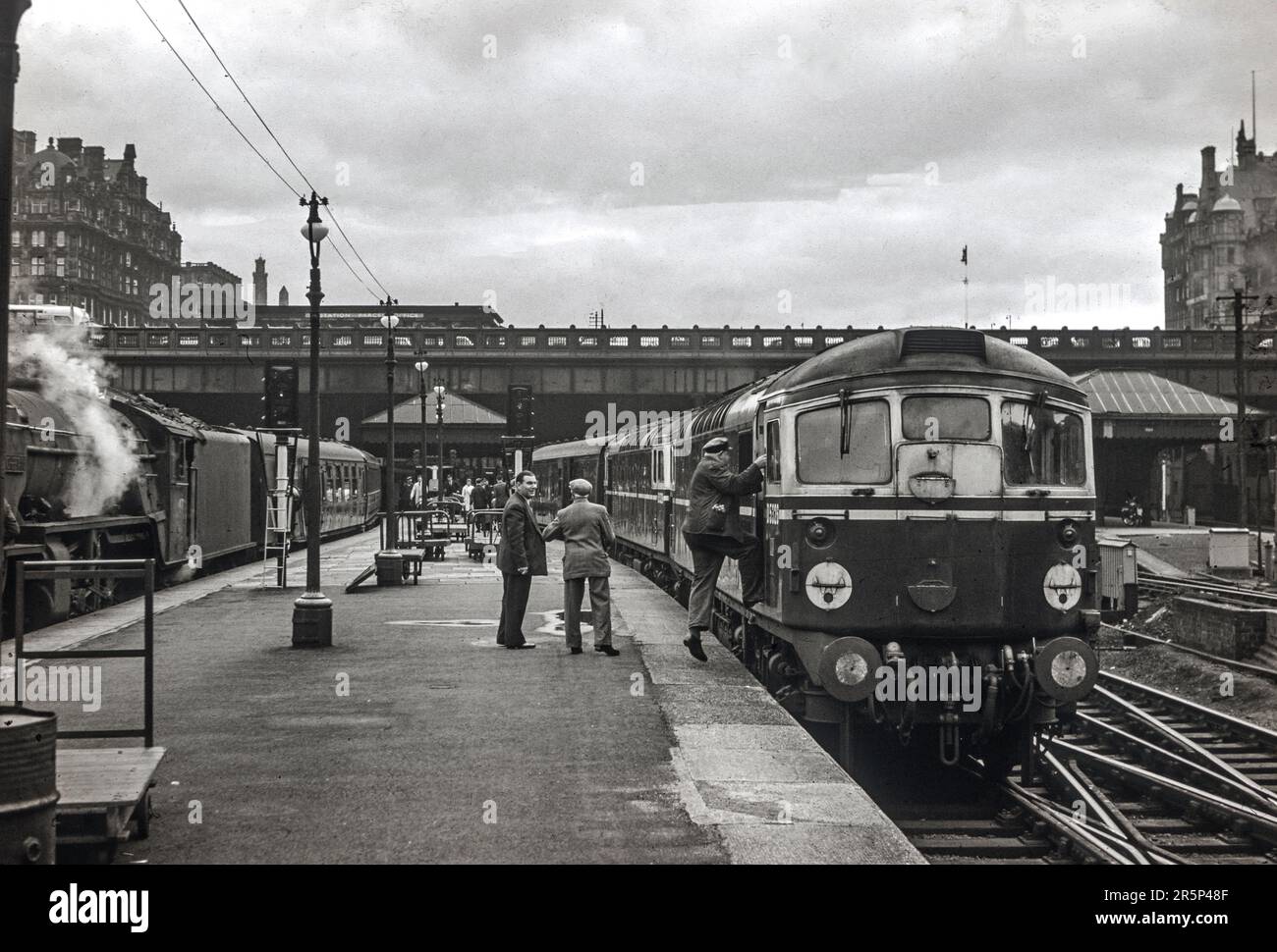 Edinburgh Waverley Station, with A2 60507 Highland Chieftain & two ...