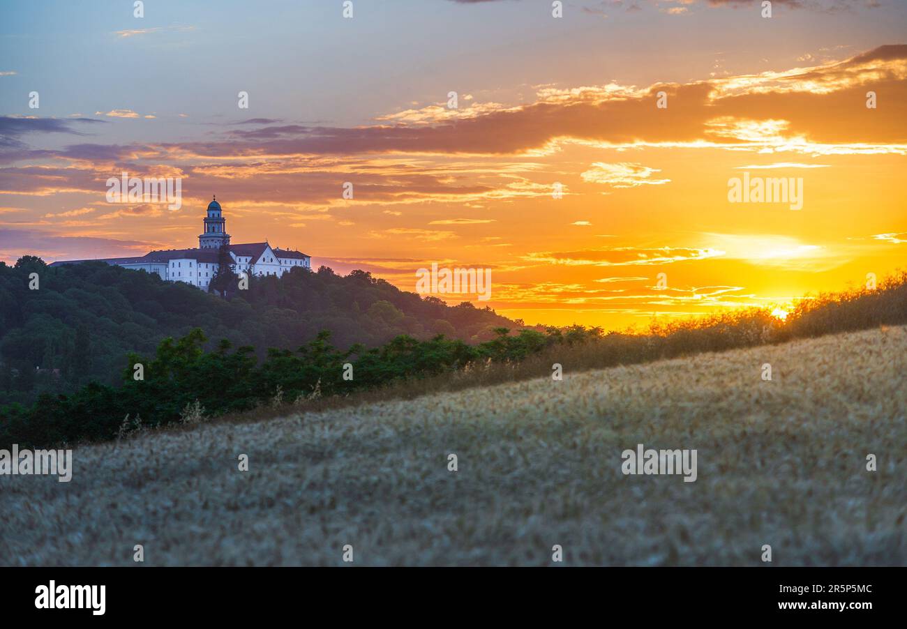 Wheat monument hi-res stock photography and images - Alamy