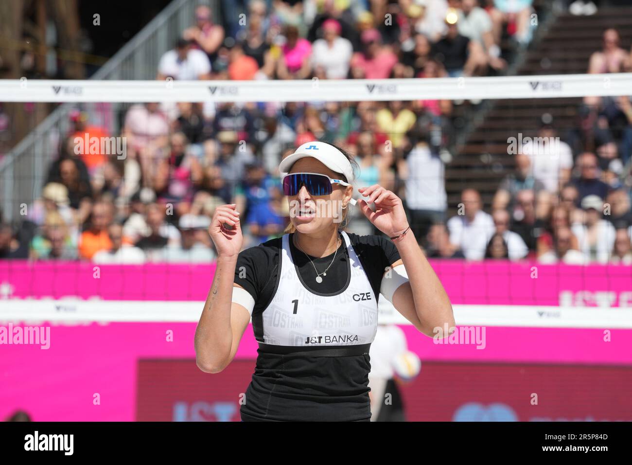 Womens round hi-res stock photography and images - Alamy