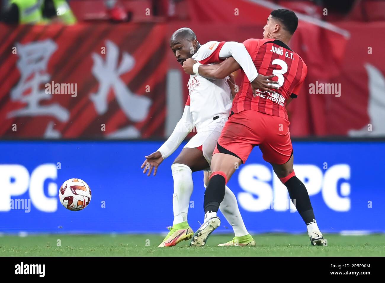 Chengdu Rongcheng Football Club defeated Shanghai Port Football Club ...